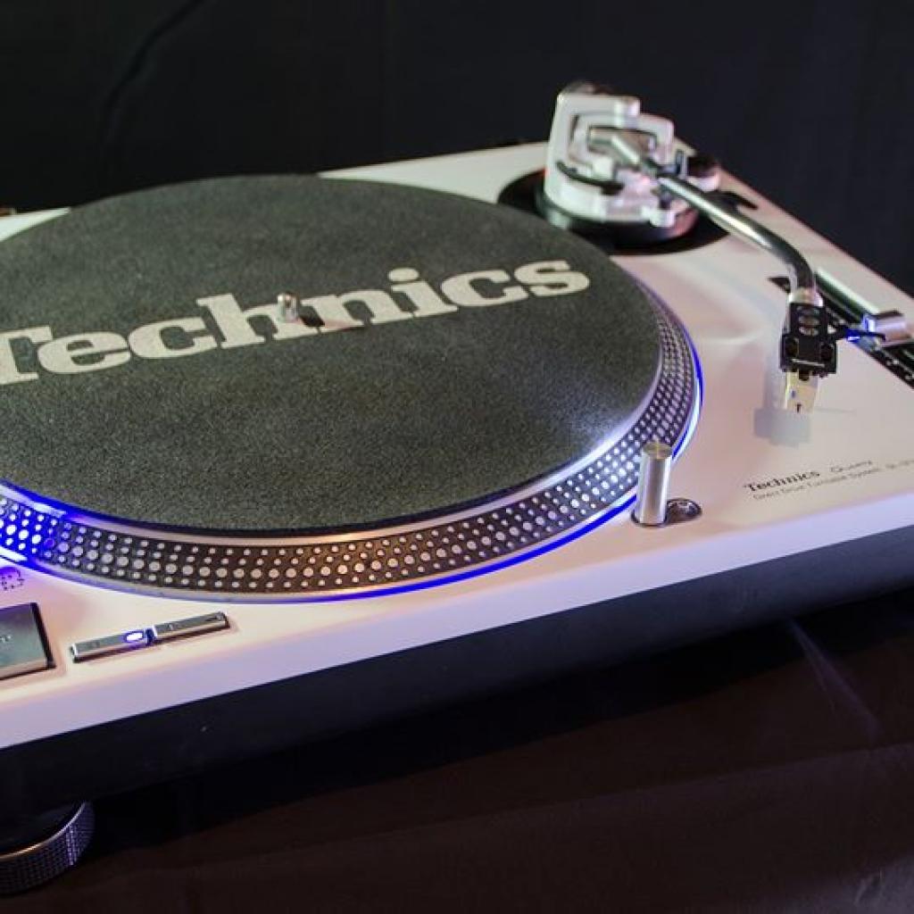Technics 1210 White Custom and halo effect with Stanton 500 and one ...