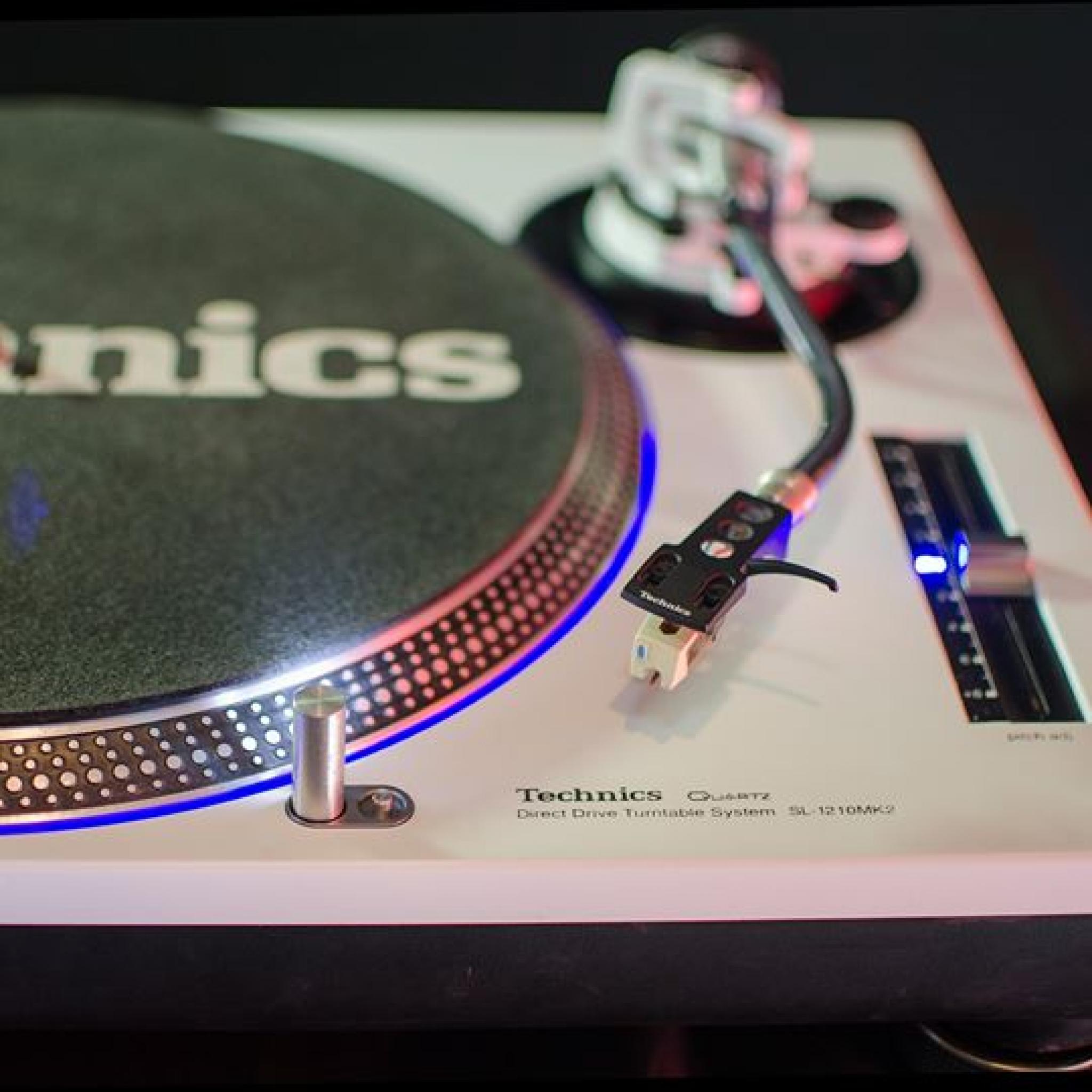 Technics 1210 White Custom and halo effect with Stanton 500 and one ...