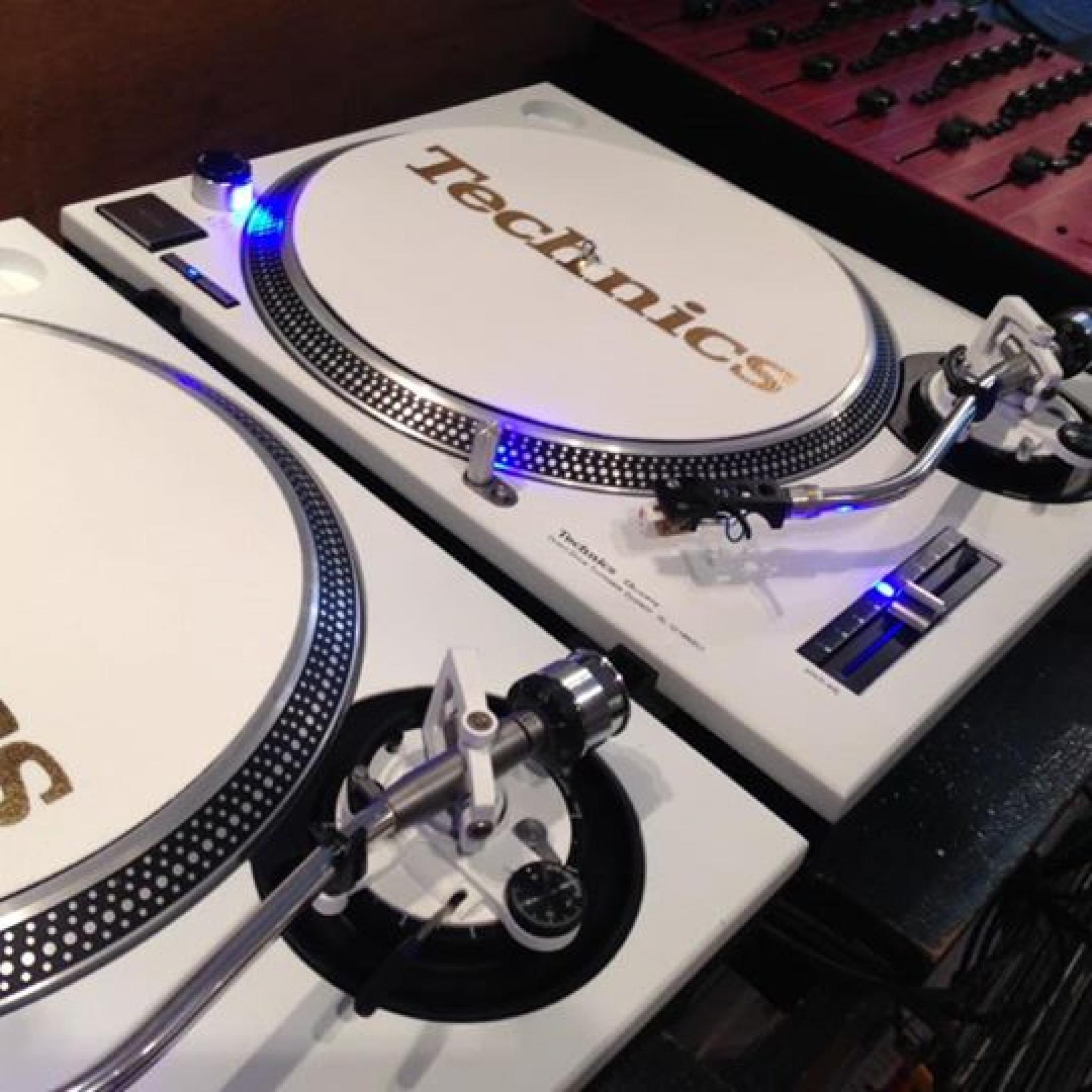 Technics 1210 All White on the Night with 12 months warranty