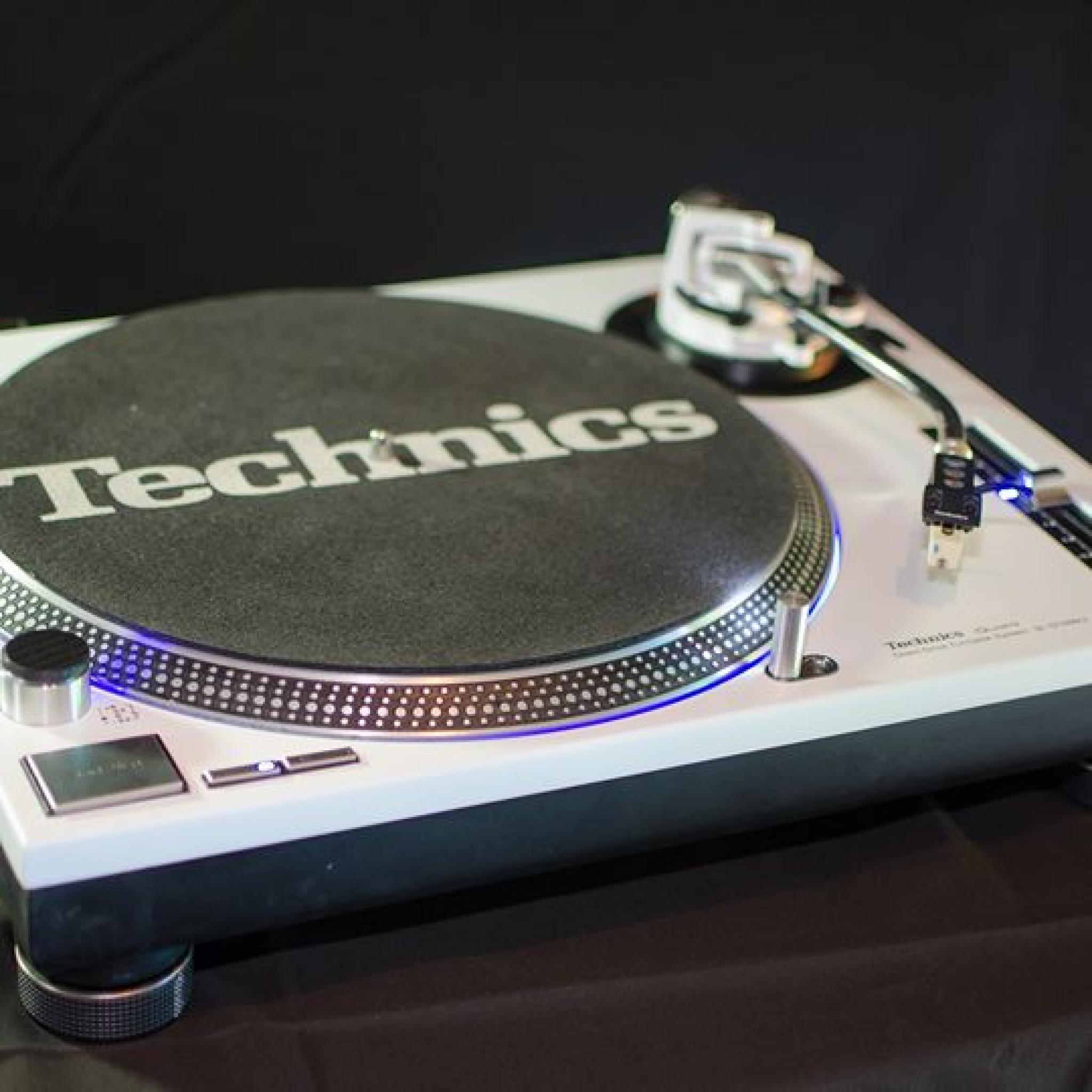 Technics 1210 White Custom and halo effect with Stanton 500 and one ...